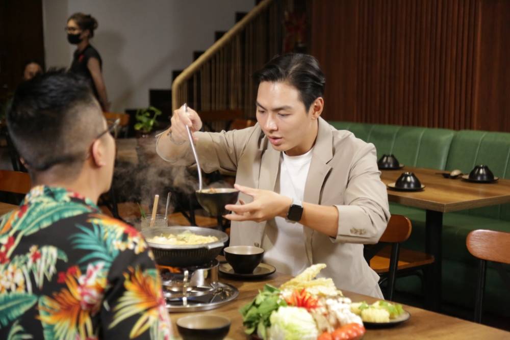 Hoàng Rapper và Chen Ru Lu mời Jay Quân thưởng thức đại tiệc của Quán ...