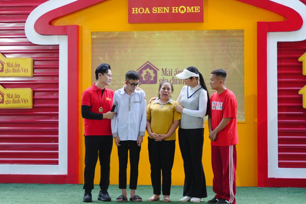 MC Dương Hồng Phúc, Ngọc Hân và Đỗ Kim Phúc xót xa hoàn cảnh cậu bé mắc ...