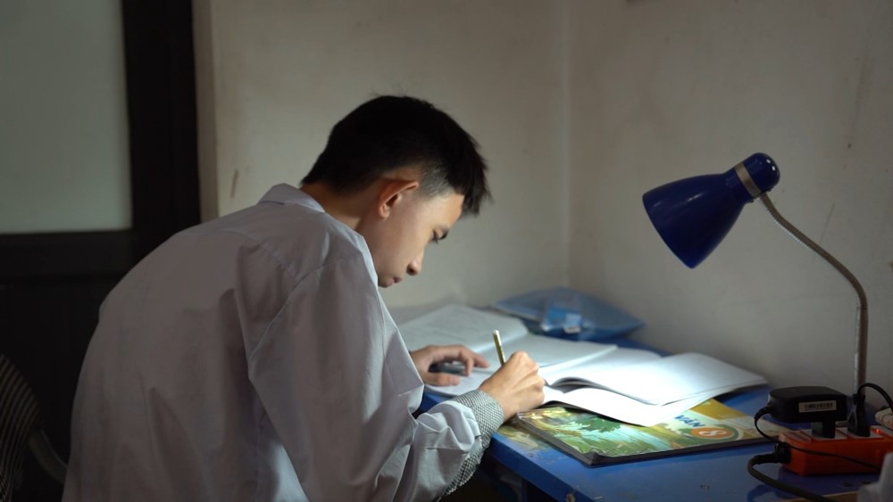 MC Dương Hồng Phúc, Ngọc Hân và Đỗ Kim Phúc xót xa hoàn cảnh cậu bé mắc ...